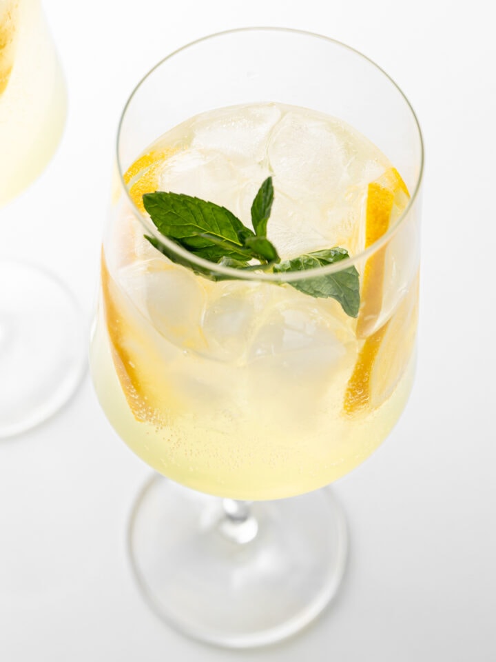 Aperol Spritz Recipe 3-2-1 (The perfect cocktail!)